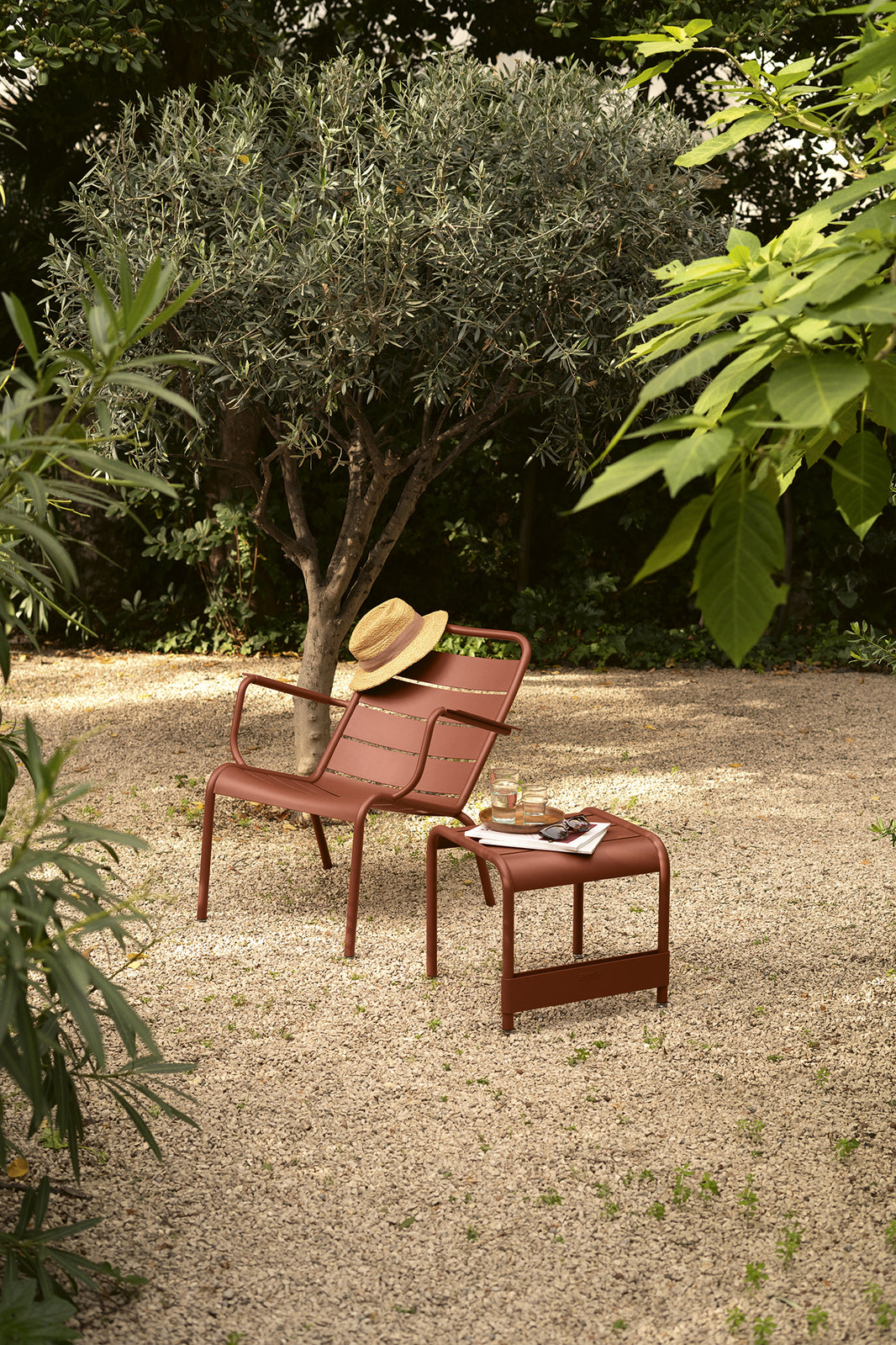 Fermob Luxembourg Low loungestoel met arm Black cherry – HelloChair