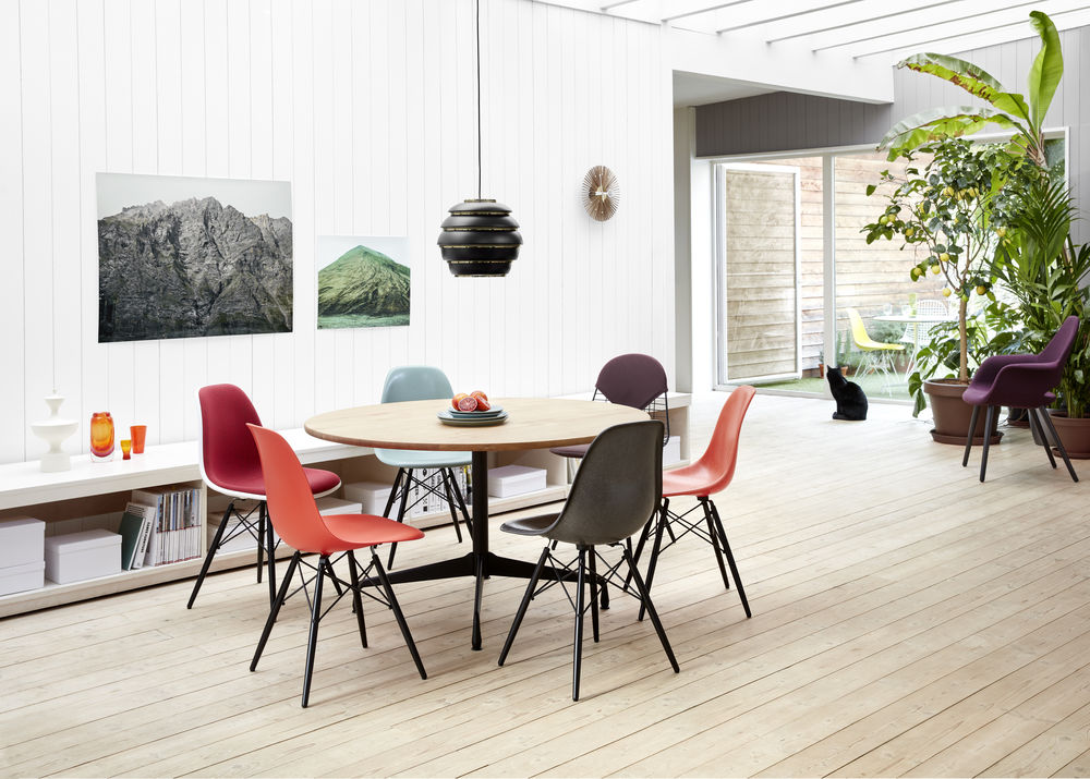 Vitra Guéridon 105 cm massief eiken – HelloChair