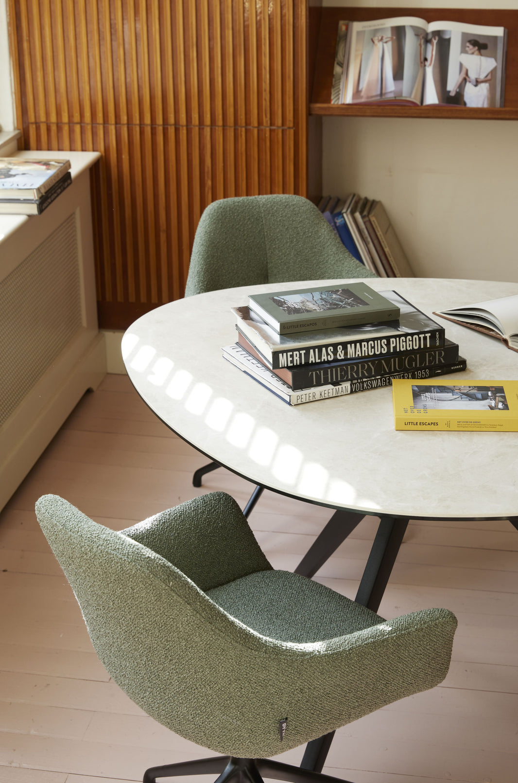 Dyyk Ids eetkamerstoel beige onderstel Cosmo light green – HelloChair