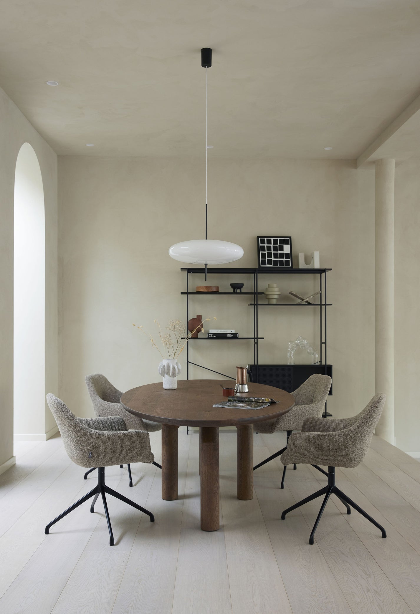 Dyyk Ids eetkamerstoel zwart onderstel Cosmo beige – HelloChair