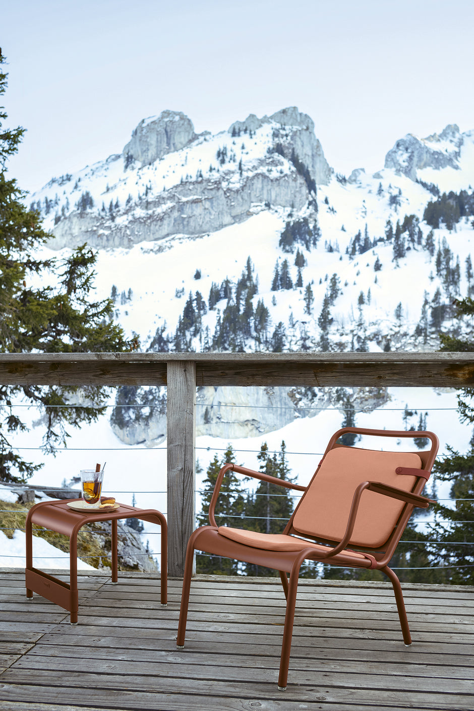 Fermob Luxembourg Low loungestoel met arm Black cherry – HelloChair