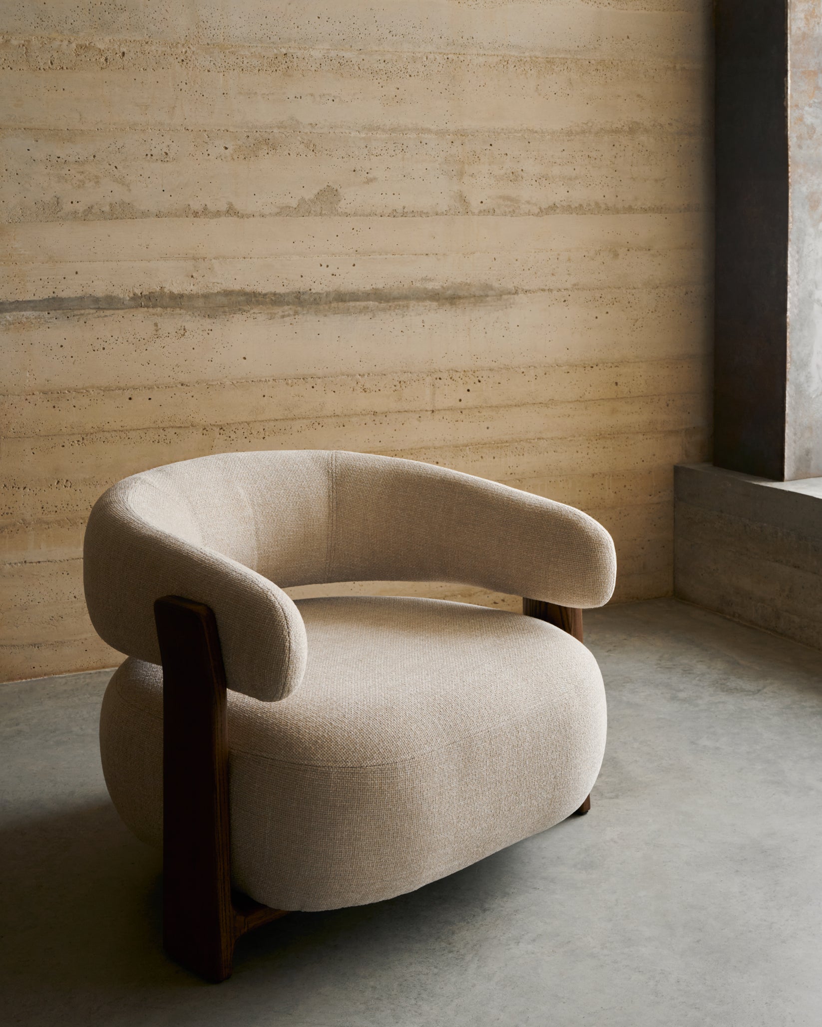 Kave Home Granite fauteuil chenille Beige/walnoot – HelloChair