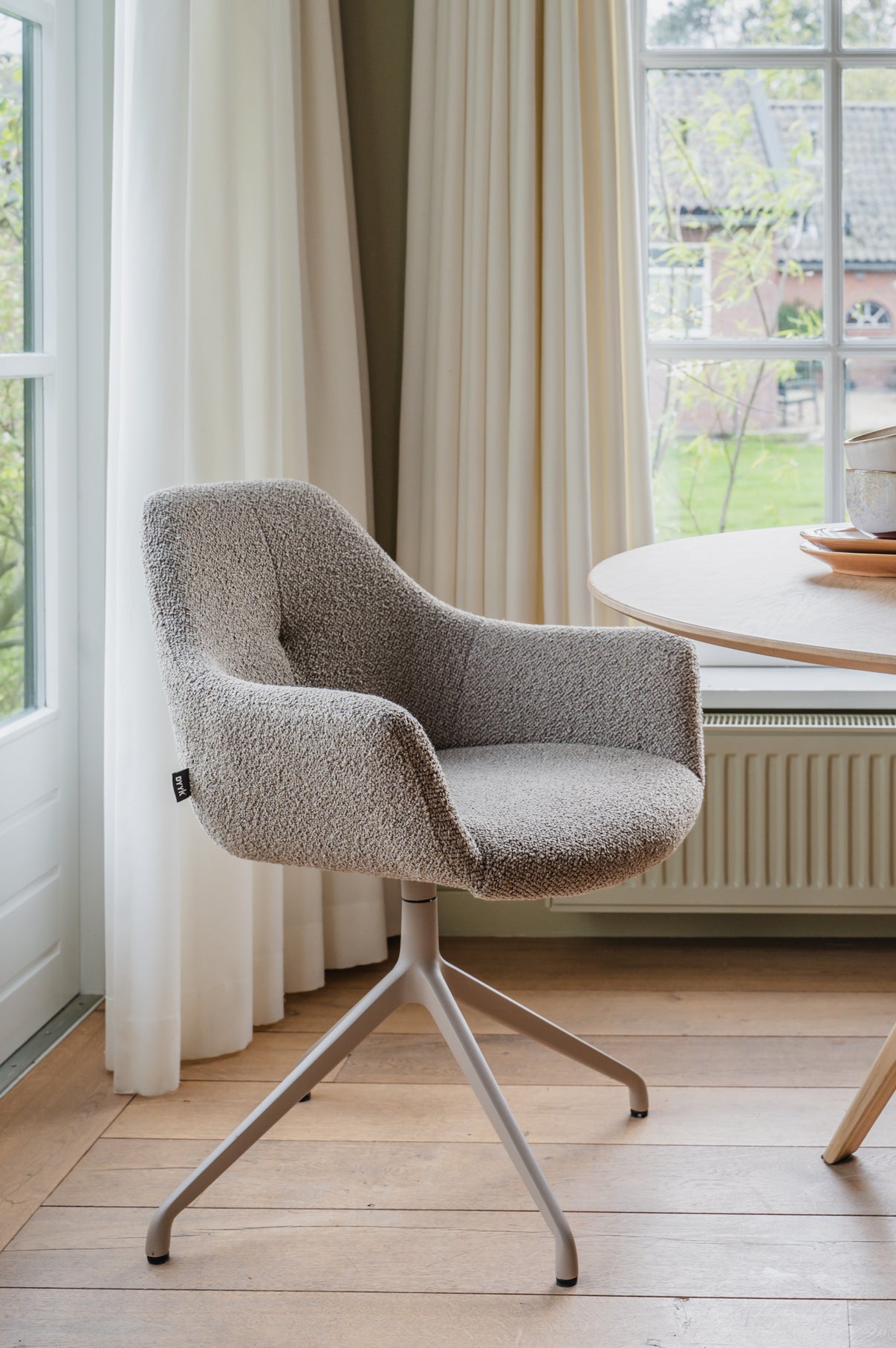 Dyyk Ids eetkamerstoel beige onderstel Cosmo beige – HelloChair