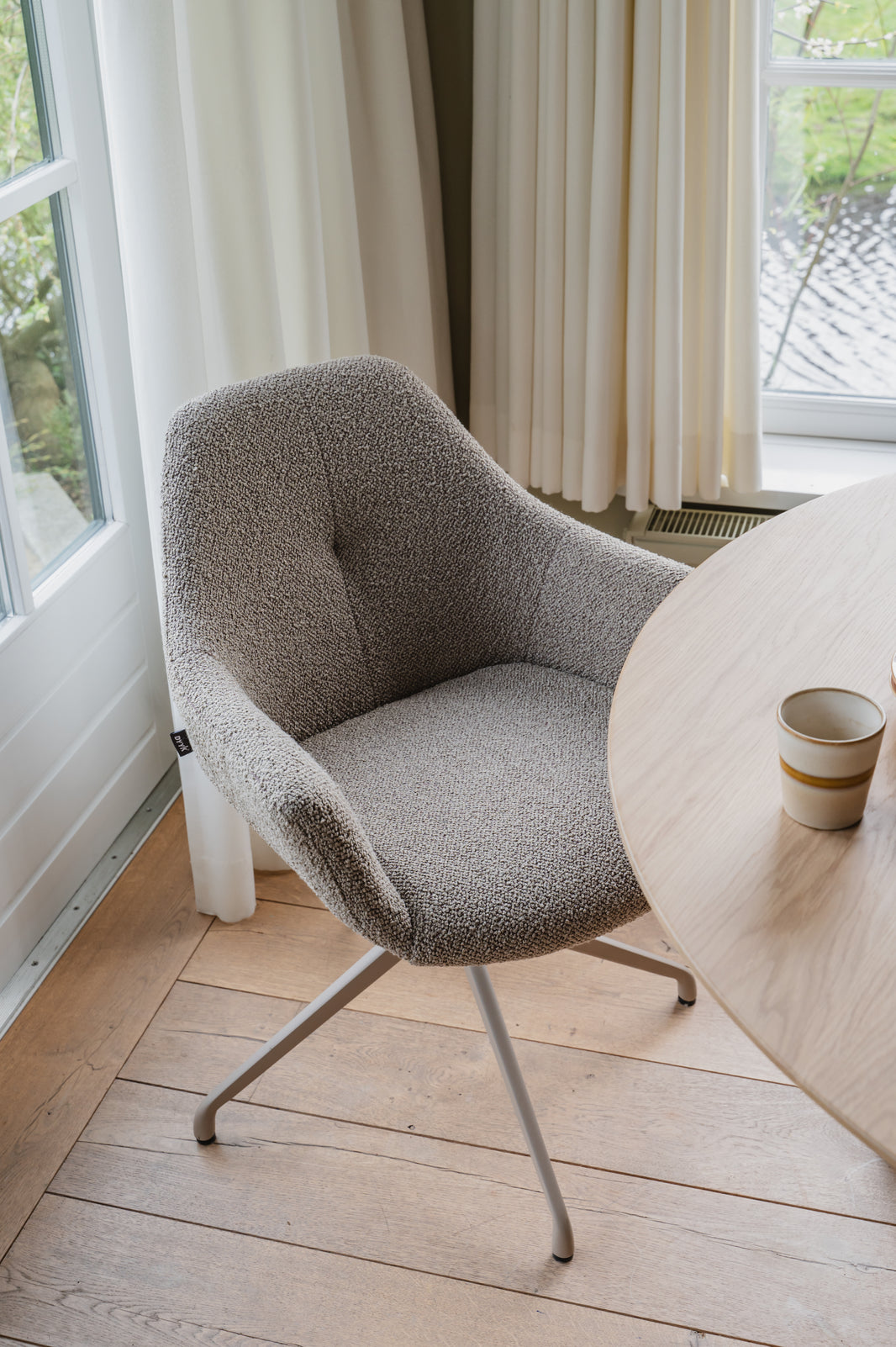 Dyyk Ids eetkamerstoel beige onderstel Cosmo beige – HelloChair