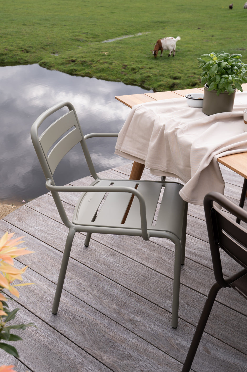 EMU Star tuinstoel aluminium met arm indian brown – HelloChair