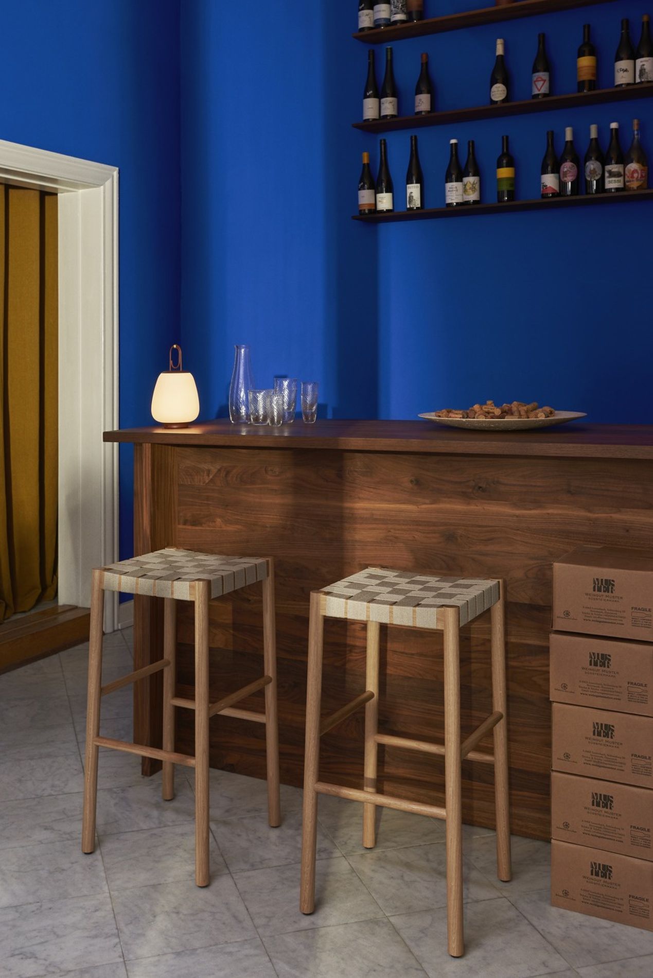 &Tradition Betty TK7 barkruk H65 Black webbing – HelloChair