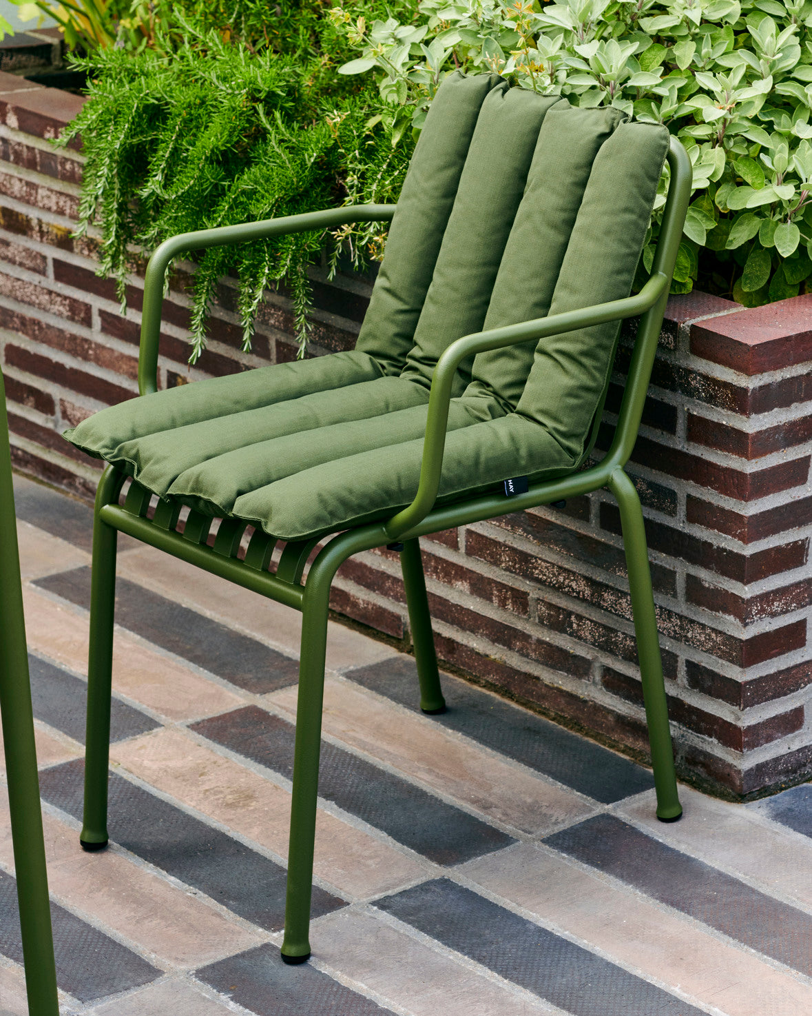 HAY Palissade soft quilted tuinstoel kussen anthracite – HelloChair