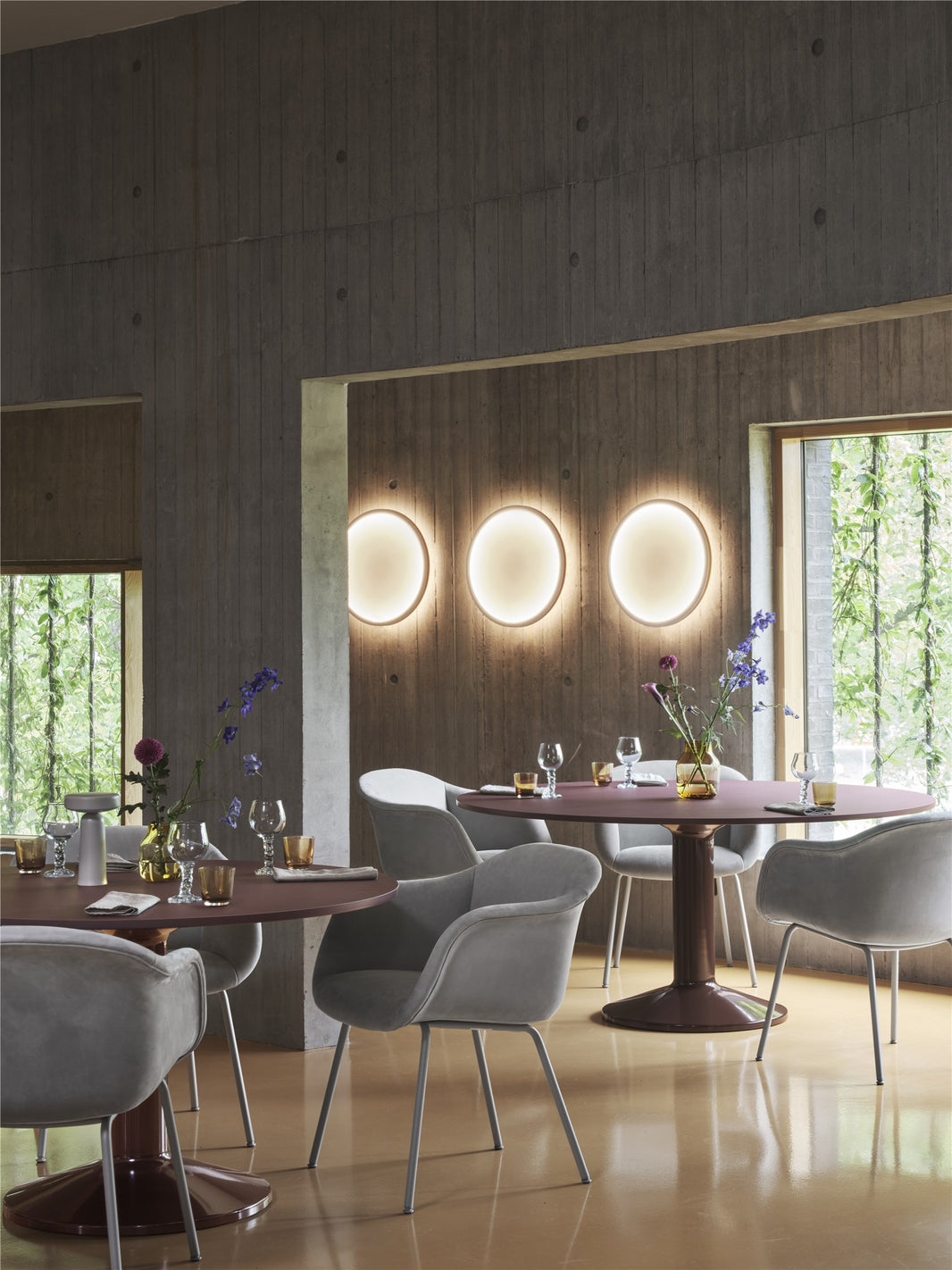 Muuto Midst eettafel rond Ø140 cm Dark Red Linoleum/Dark Red – HelloChair