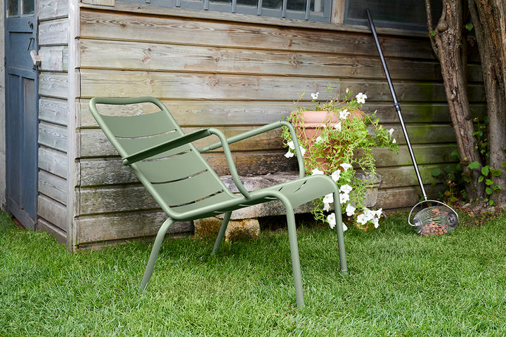 Fermob Luxembourg Low loungestoel met arm Black cherry – HelloChair