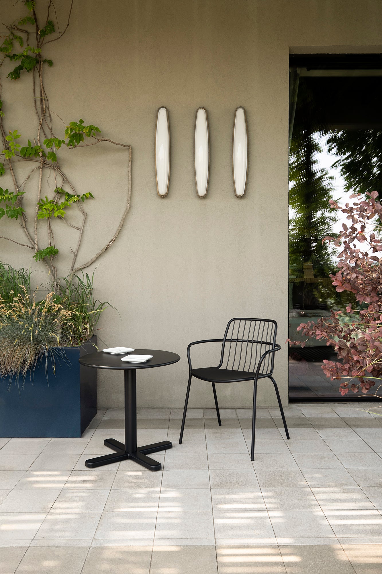 EMU Alisea tuinstoel met arm Marine Blue – HelloChair