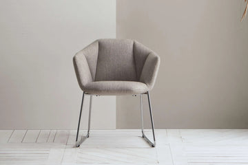 Bolia Kimono eetkamerstoel Baize Sand – HelloChair