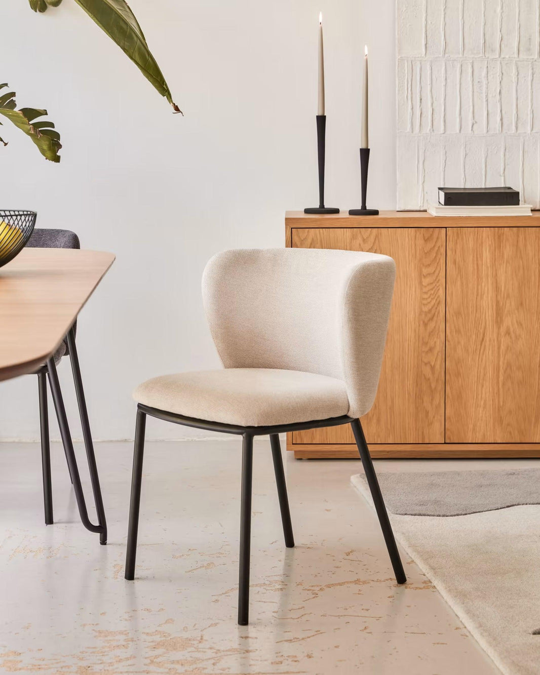 Kave Home Ciselia eetkamerstoel chenille Beige poot zwart – HelloChair