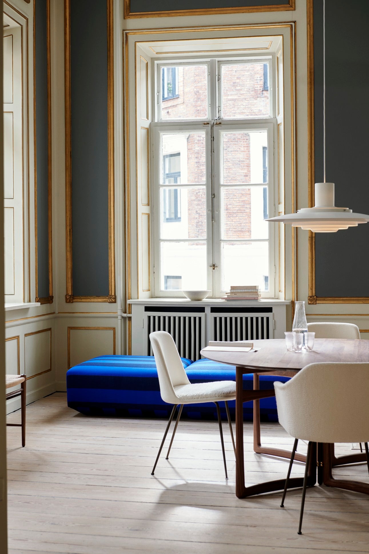 &Tradition Rely HW35 eetkamerstoel Bronzed steel Hallingdal 103 ...