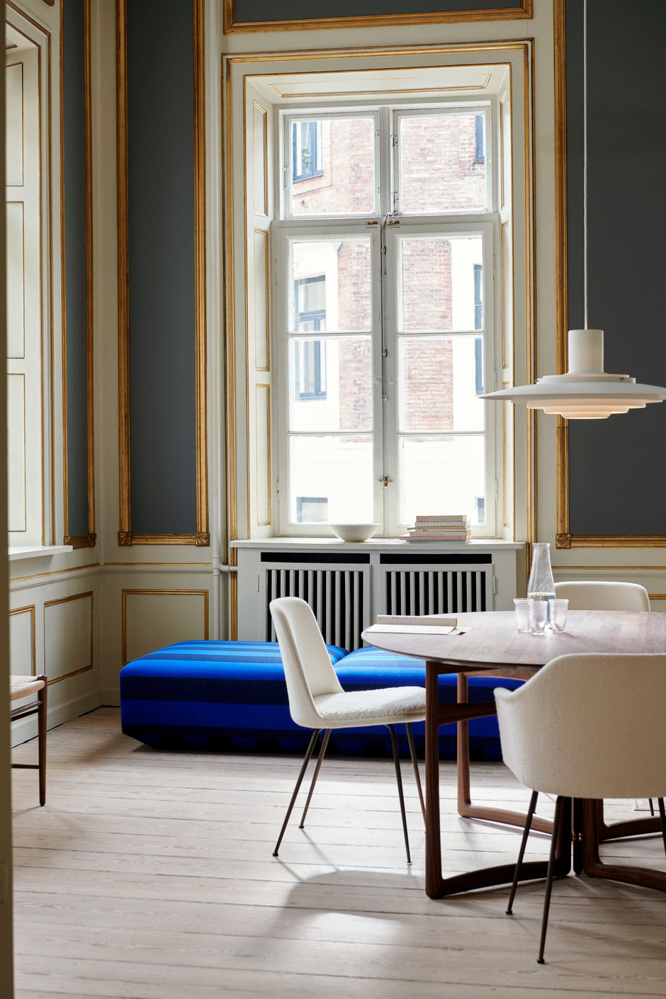 &Tradition Rely HW104 fauteuil Black steel Hallingdal 227 – HelloChair