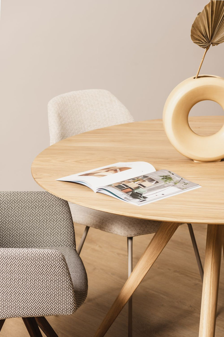 HelloTable Novum 30 eettafel rond Ø130 cm eiken Zwart – HelloChair